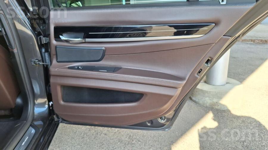 Grey BMW 740 2009 in Riga, with an engine capacity of 3.00 L and mileage of 277 thousand km for 12500 €, photo 17 on AUTOMOTO.COM.LV