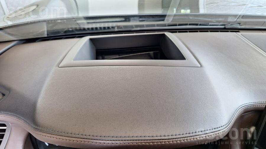 Grey BMW 740 2009 in Riga, with an engine capacity of 3.00 L and mileage of 277 thousand km for 12500 €, photo 21 on AUTOMOTO.COM.LV