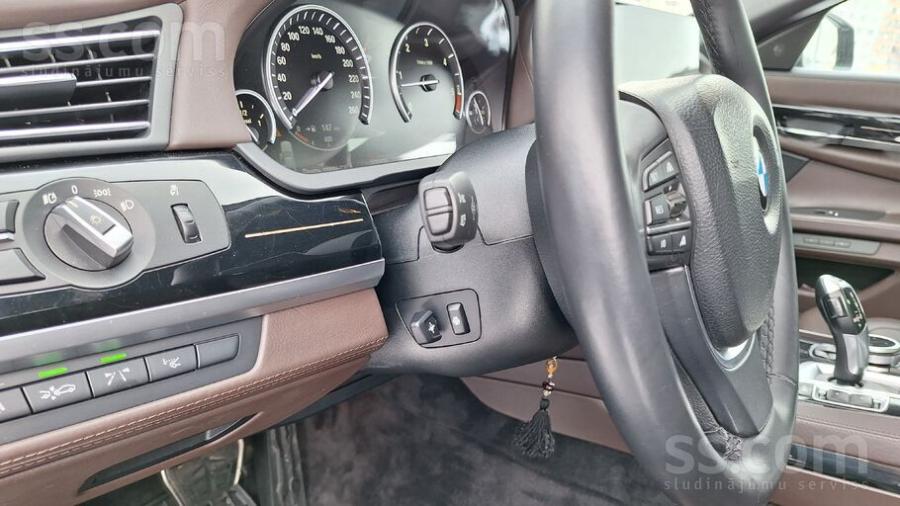 Grey BMW 740 2009 in Riga, with an engine capacity of 3.00 L and mileage of 277 thousand km for 12500 €, photo 31 on AUTOMOTO.COM.LV