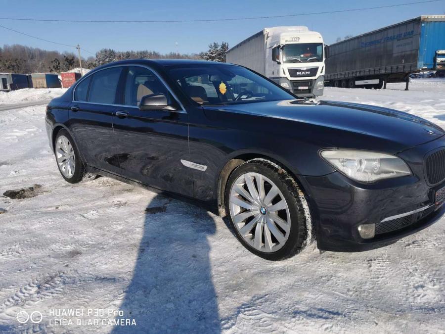 Grey BMW 740 2010 in Prienai, with an engine capacity of 2.99 L and mileage of 241 thousand km for 10999 €, photo 2 on AUTOMOTO.COM.LV