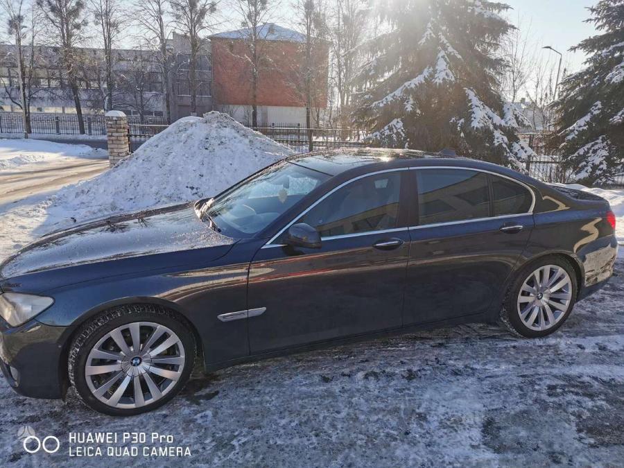 Grey BMW 740 2010 in Prienai, with an engine capacity of 2.99 L and mileage of 241 thousand km for 10999 €, photo 17 on AUTOMOTO.COM.LV