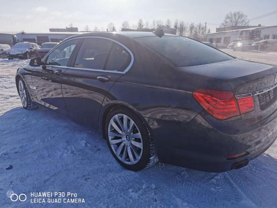Grey BMW 740 2010 in Prienai, with an engine capacity of 2.99 L and mileage of 241 thousand km for 10999 €, photo 23 on AUTOMOTO.COM.LV