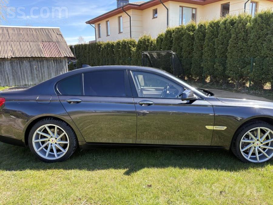 Grey BMW 740 2010 in Riga, with an engine capacity of 3.00 L and mileage of 406 thousand km for 11500 €, photo 7 on AUTOMOTO.COM.LV