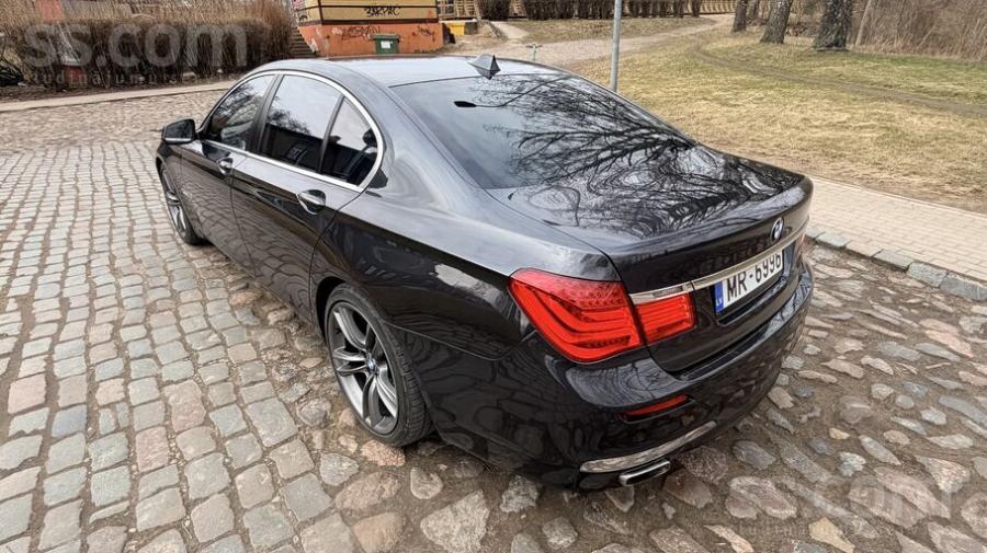 Grey BMW 740 2010 in Riga, with an engine capacity of 3.00 L and mileage of 306 thousand km for 13300 €, photo 1 on AUTOMOTO.COM.LV
