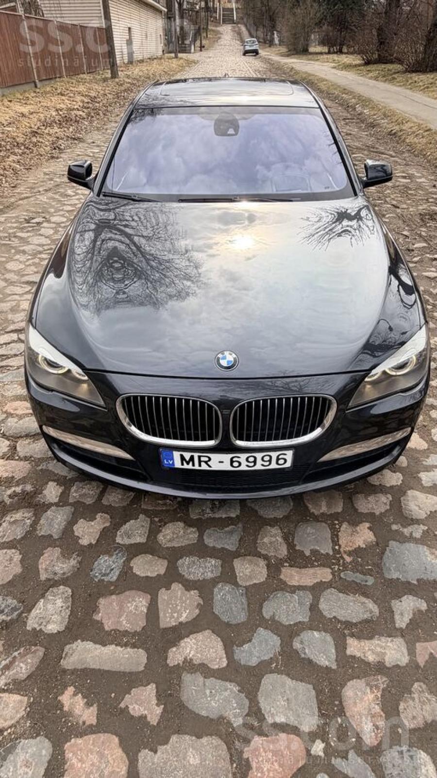 Grey BMW 740 2010 in Riga, with an engine capacity of 3.00 L and mileage of 306 thousand km for 13300 €, photo 3 on AUTOMOTO.COM.LV