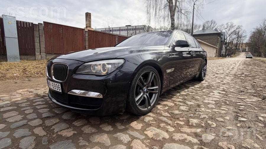 Grey BMW 740 2010 in Riga, with an engine capacity of 3.00 L and mileage of 306 thousand km for 13300 €, photo 4 on AUTOMOTO.COM.LV