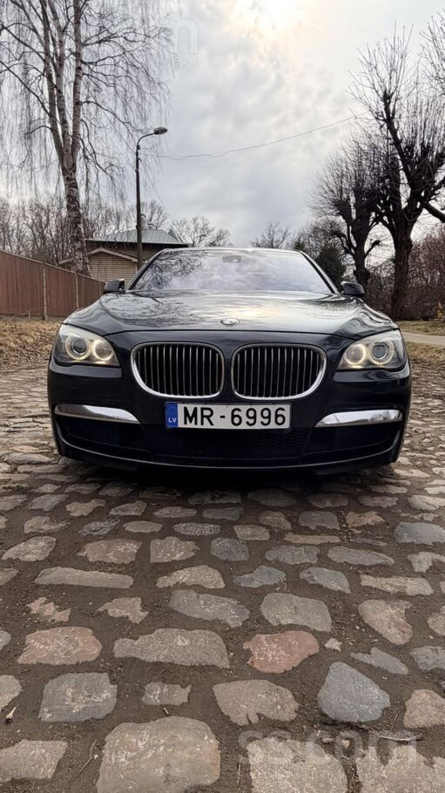 Grey BMW 740 2010 in Riga, with an engine capacity of 3.00 L and mileage of 306 thousand km for 13300 €, photo 5 on AUTOMOTO.COM.LV