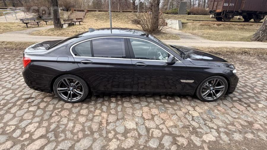 Grey BMW 740 2010 in Riga, with an engine capacity of 3.00 L and mileage of 306 thousand km for 13300 €, photo 6 on AUTOMOTO.COM.LV