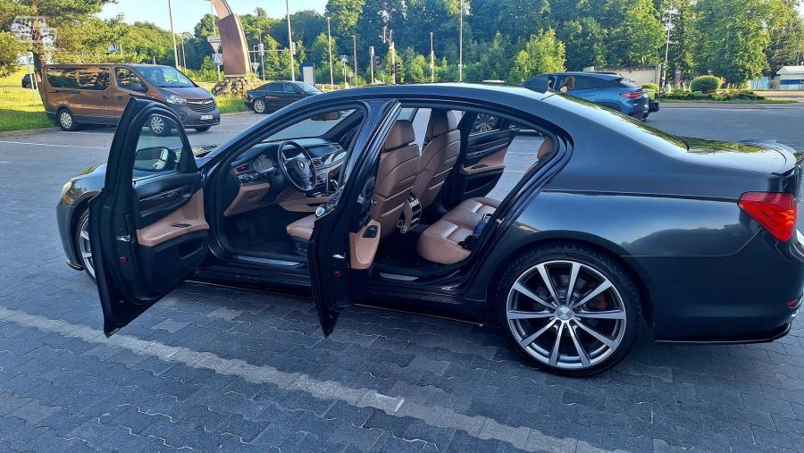 Grey BMW 740 2010 in Klaipeda, with an engine capacity of 3.00 L and mileage of 256 thousand km for 9250 €, photo 1 on AUTOMOTO.COM.LV
