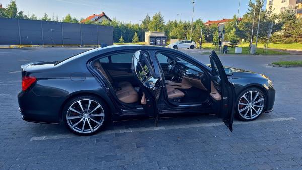 Grey BMW 740 2010 in Klaipeda, with an engine capacity of 3.00 L and mileage of 256 thousand km for 9250 €, photo 2 on AUTOMOTO.COM.LV