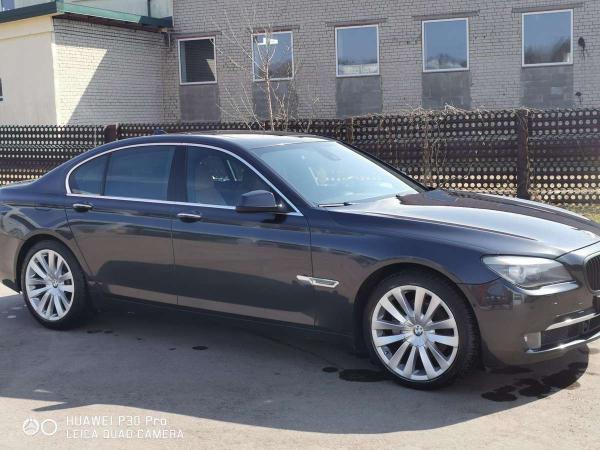 Pelēks BMW 740 2010 Prienai, ar dzinēja tilpumu 2.99 L un nobraukumu 241 tūkst. km par 8950 €, foto 1 vietnē AUTOMOTO.COM.LV