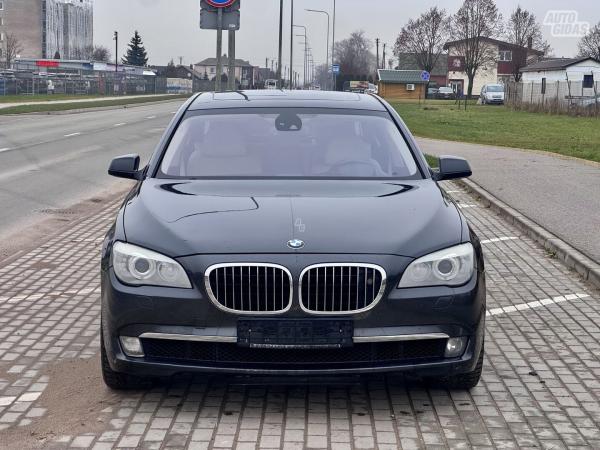 Grey BMW 740 2011 in Kretinga, with an engine capacity of 3.00 L and mileage of 220 thousand km for 8500 €, photo 2 on AUTOMOTO.COM.LV