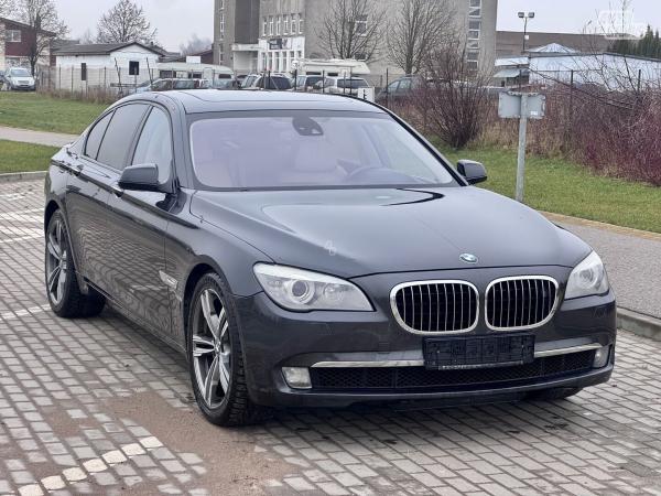 Grey BMW 740 2011 in Kretinga, with an engine capacity of 3.00 L and mileage of 220 thousand km for 8500 €, photo 3 on AUTOMOTO.COM.LV