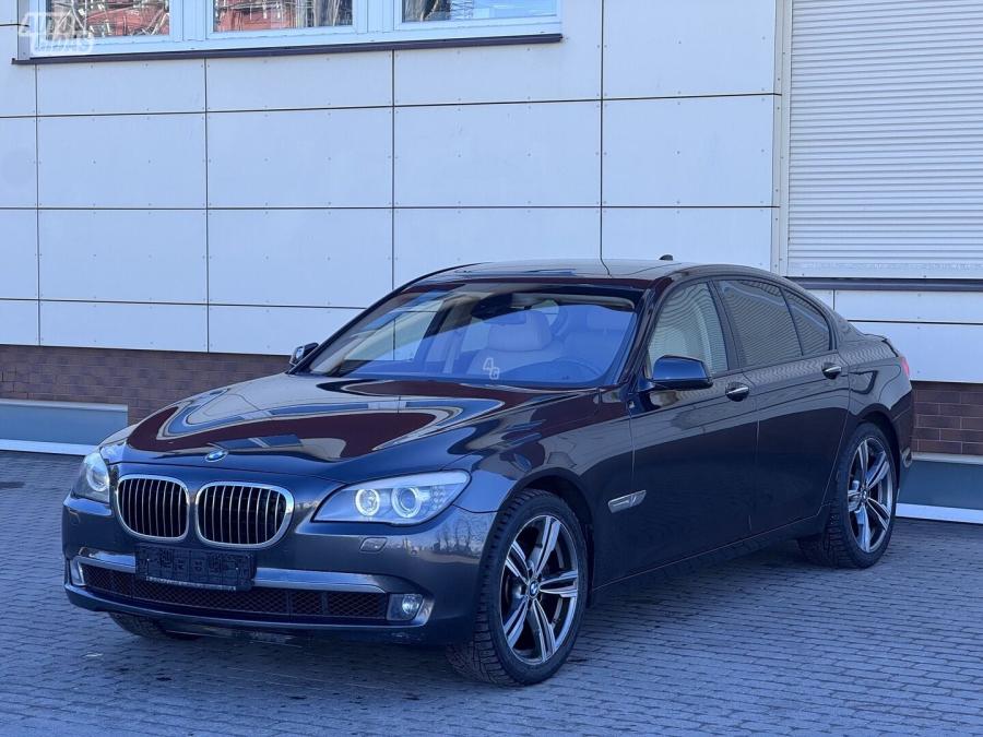 Grey BMW 740 2011 in Kretinga, with an engine capacity of 3.00 L and mileage of 220 thousand km for 7999 €, photo 1 on AUTOMOTO.COM.LV