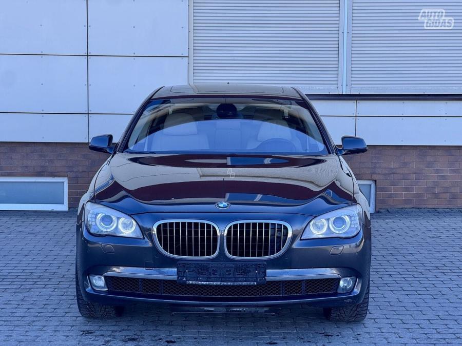 Grey BMW 740 2011 in Kretinga, with an engine capacity of 3.00 L and mileage of 220 thousand km for 7999 €, photo 3 on AUTOMOTO.COM.LV