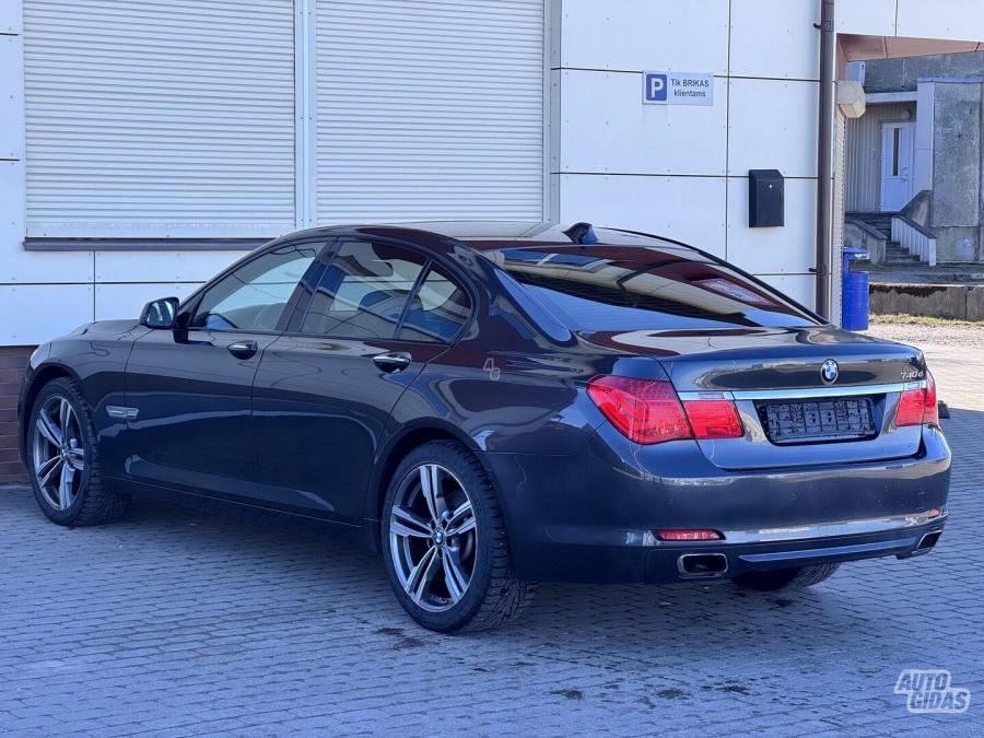 Grey BMW 740 2011 in Kretinga, with an engine capacity of 3.00 L and mileage of 220 thousand km for 7999 €, photo 5 on AUTOMOTO.COM.LV