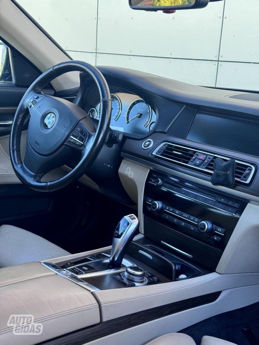 Grey BMW 740 2011 in Kretinga, with an engine capacity of 3.00 L and mileage of 220 thousand km for 7999 €, photo 11 on AUTOMOTO.COM.LV