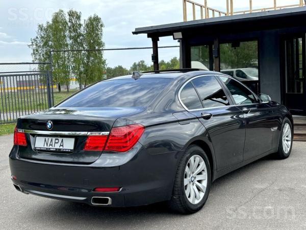 Grey BMW 740 2011 in Riga, with an engine capacity of 3.00 L and mileage of 297 thousand km for 9950 €, photo 9 on AUTOMOTO.COM.LV