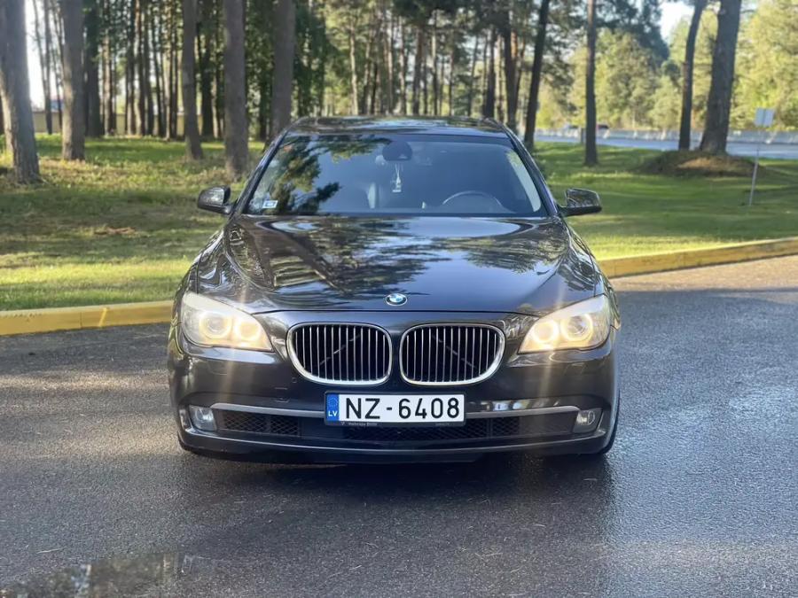Grey BMW 740 2011 in Riga, with an engine capacity of 3.00 L and mileage of 284 thousand km for 9990 €, photo 4 on AUTOMOTO.COM.LV