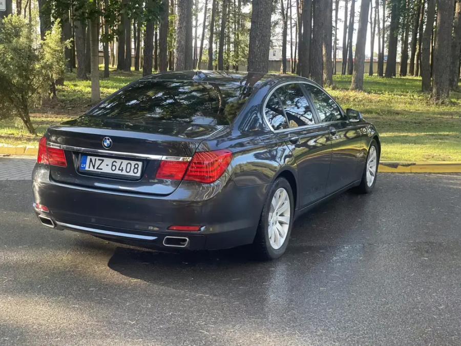 Grey BMW 740 2011 in Riga, with an engine capacity of 3.00 L and mileage of 284 thousand km for 9990 €, photo 5 on AUTOMOTO.COM.LV