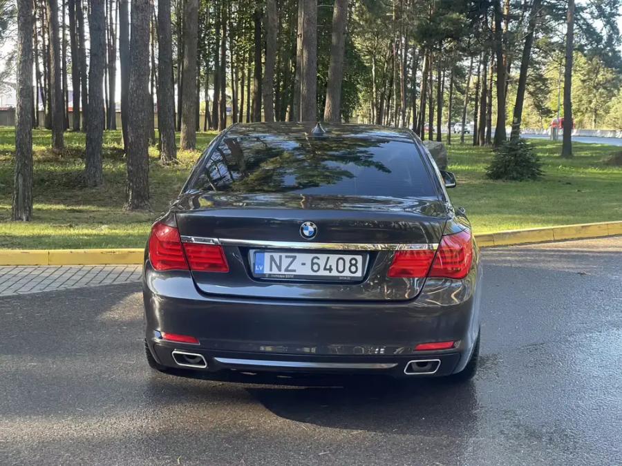 Grey BMW 740 2011 in Riga, with an engine capacity of 3.00 L and mileage of 284 thousand km for 9990 €, photo 7 on AUTOMOTO.COM.LV