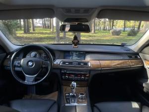 Grey BMW 740 2011 in Riga, with an engine capacity of 3.00 L and mileage of 284 thousand km for 9990 €, photo 8 on AUTOMOTO.COM.LV