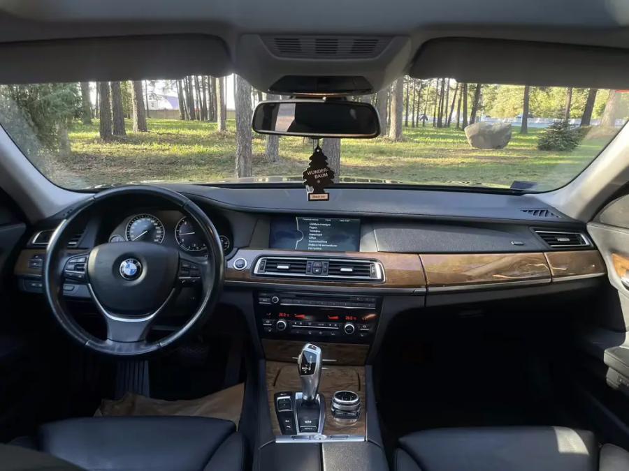 Grey BMW 740 2011 in Riga, with an engine capacity of 3.00 L and mileage of 284 thousand km for 9990 €, photo 8 on AUTOMOTO.COM.LV