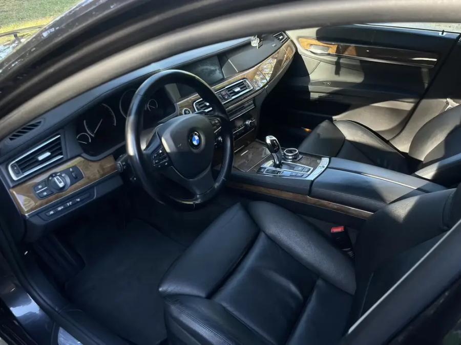 Grey BMW 740 2011 in Riga, with an engine capacity of 3.00 L and mileage of 284 thousand km for 9990 €, photo 9 on AUTOMOTO.COM.LV