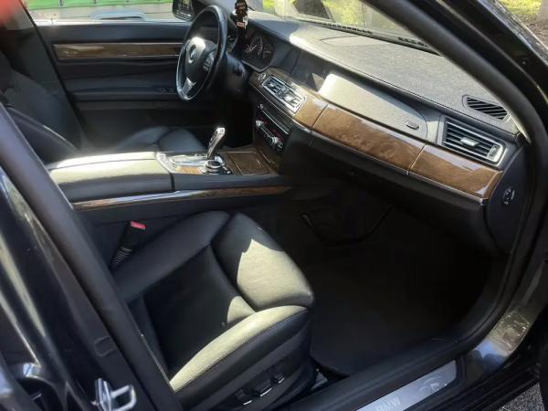 Pelēks BMW 740 2011 Rīga, ar dzinēja tilpumu 3.00 L un nobraukumu 284 tūkst. km par 9990 €, foto 9 vietnē AUTOMOTO.COM.LV