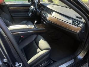Grey BMW 740 2011 in Riga, with an engine capacity of 3.00 L and mileage of 284 thousand km for 9990 €, photo 10 on AUTOMOTO.COM.LV