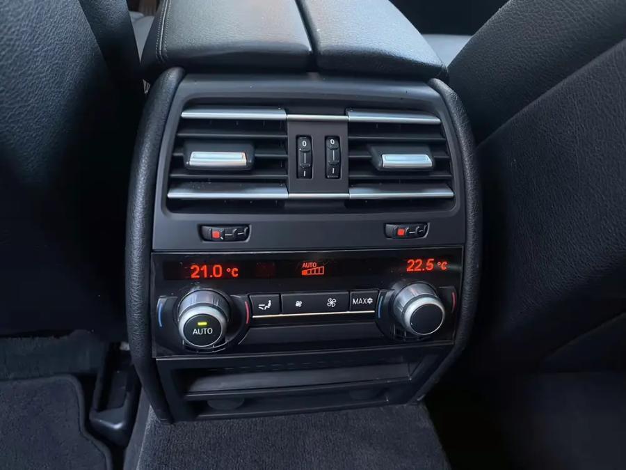 Grey BMW 740 2011 in Riga, with an engine capacity of 3.00 L and mileage of 284 thousand km for 9990 €, photo 14 on AUTOMOTO.COM.LV