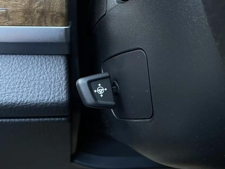 Grey BMW 740 2011 in Riga, with an engine capacity of 3.00 L and mileage of 284 thousand km for 9990 €, photo 20 on AUTOMOTO.COM.LV