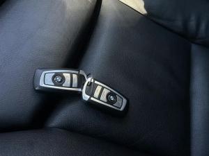 Grey BMW 740 2011 in Riga, with an engine capacity of 3.00 L and mileage of 284 thousand km for 9990 €, photo 23 on AUTOMOTO.COM.LV
