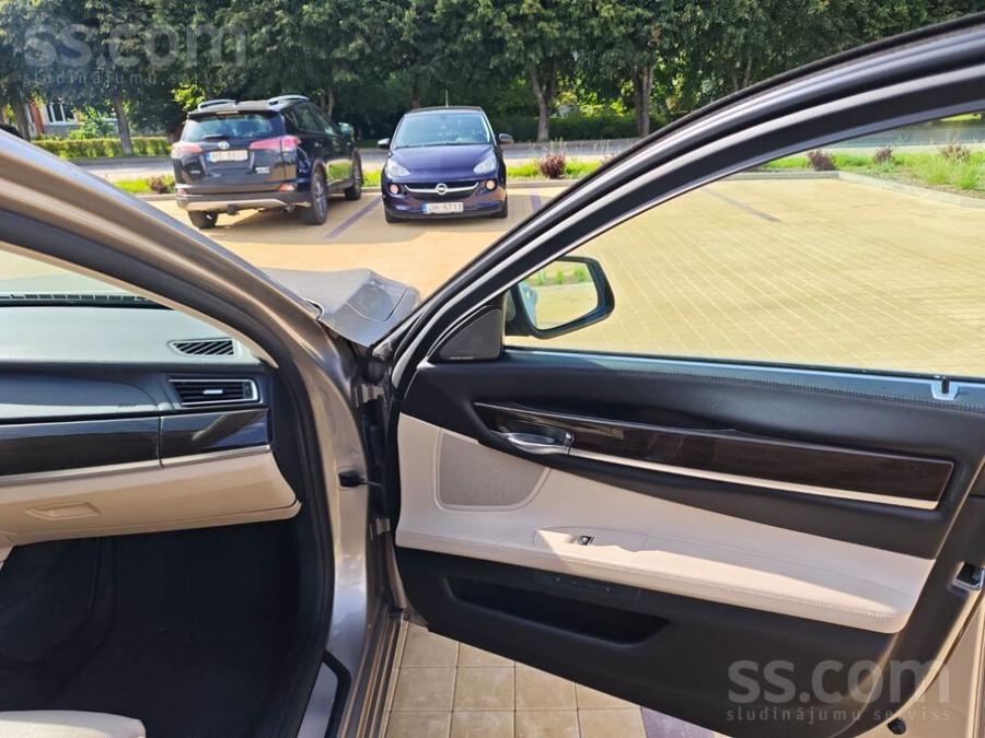 Pelēks BMW 740 2011 Rīga, ar dzinēja tilpumu 3.00 L un nobraukumu 265 tūkst. km par 10000 €, foto 23 vietnē AUTOMOTO.COM.LV