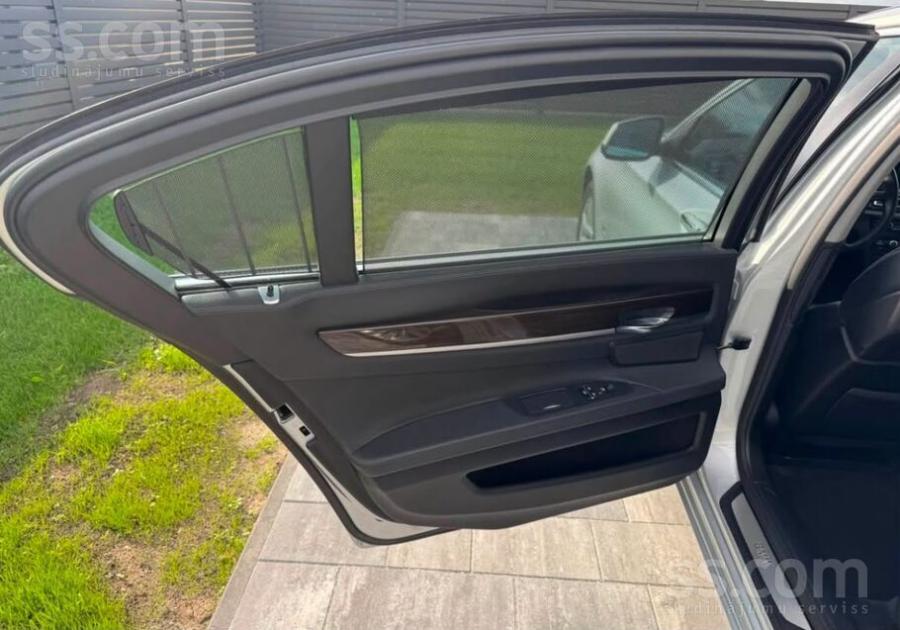 Grey BMW 740 2011 in Riga, with an engine capacity of 3.00 L and mileage of 220 thousand km for 7500 €, photo 8 on AUTOMOTO.COM.LV