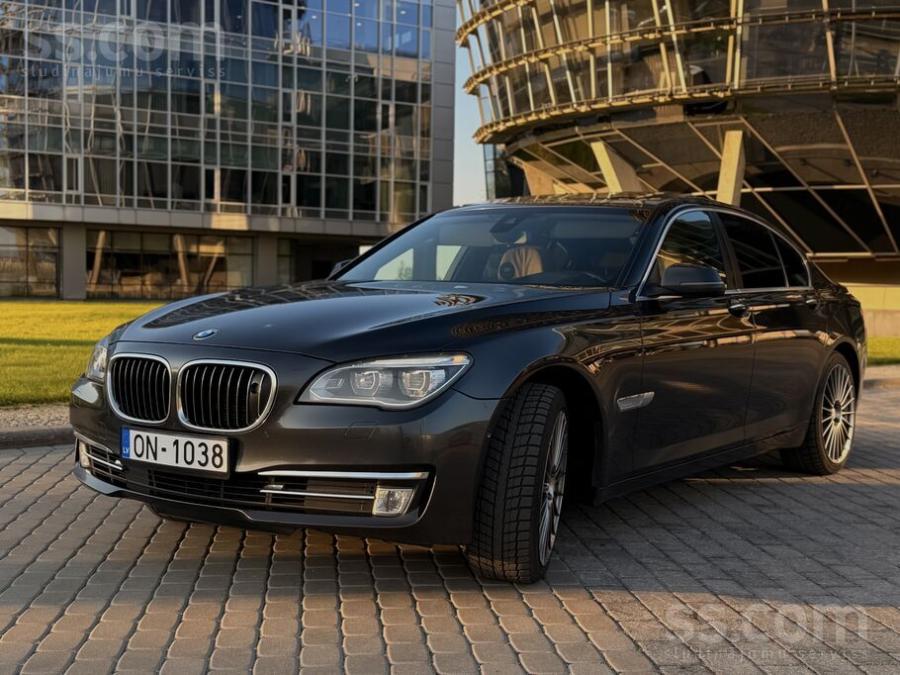 Grey BMW 740 2012 in Riga, with an engine capacity of 3.00 L and mileage of 313 thousand km for 14500 €, photo 1 on AUTOMOTO.COM.LV