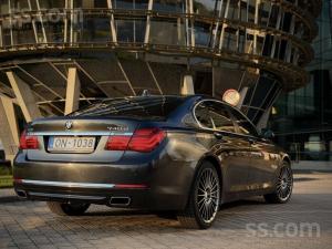Grey BMW 740 2012 in Riga, with an engine capacity of 3.00 L and mileage of 313 thousand km for 14500 €, photo 4 on AUTOMOTO.COM.LV