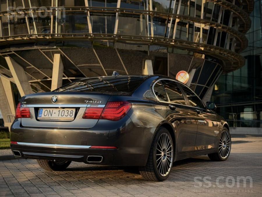 Grey BMW 740 2012 in Riga, with an engine capacity of 3.00 L and mileage of 313 thousand km for 14500 €, photo 4 on AUTOMOTO.COM.LV