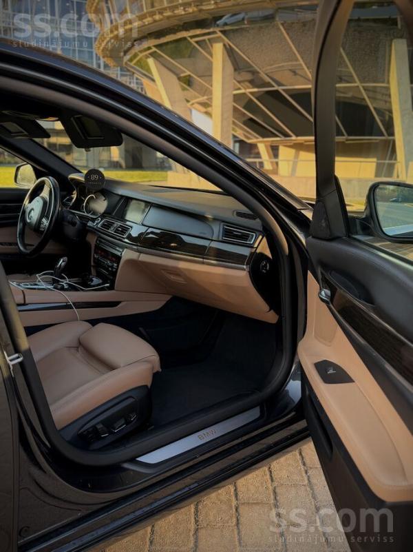 Grey BMW 740 2012 in Riga, with an engine capacity of 3.00 L and mileage of 313 thousand km for 14500 €, photo 4 on AUTOMOTO.COM.LV