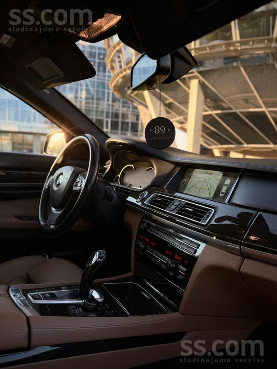 Grey BMW 740 2012 in Riga, with an engine capacity of 3.00 L and mileage of 313 thousand km for 14500 €, photo 6 on AUTOMOTO.COM.LV