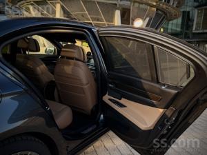 Grey BMW 740 2012 in Riga, with an engine capacity of 3.00 L and mileage of 313 thousand km for 14500 €, photo 7 on AUTOMOTO.COM.LV