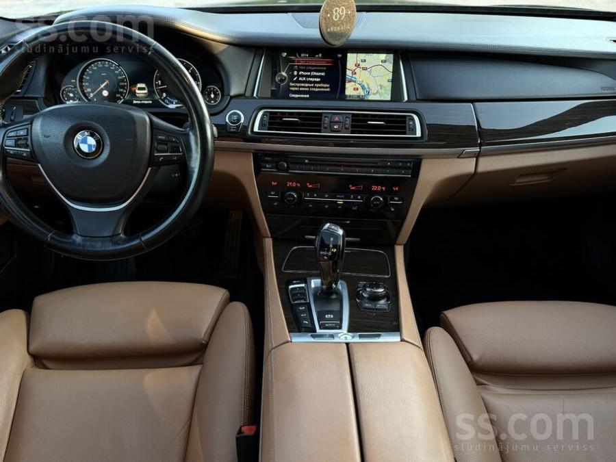Grey BMW 740 2012 in Riga, with an engine capacity of 3.00 L and mileage of 313 thousand km for 14500 €, photo 8 on AUTOMOTO.COM.LV