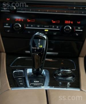 Grey BMW 740 2012 in Riga, with an engine capacity of 3.00 L and mileage of 313 thousand km for 14500 €, photo 9 on AUTOMOTO.COM.LV
