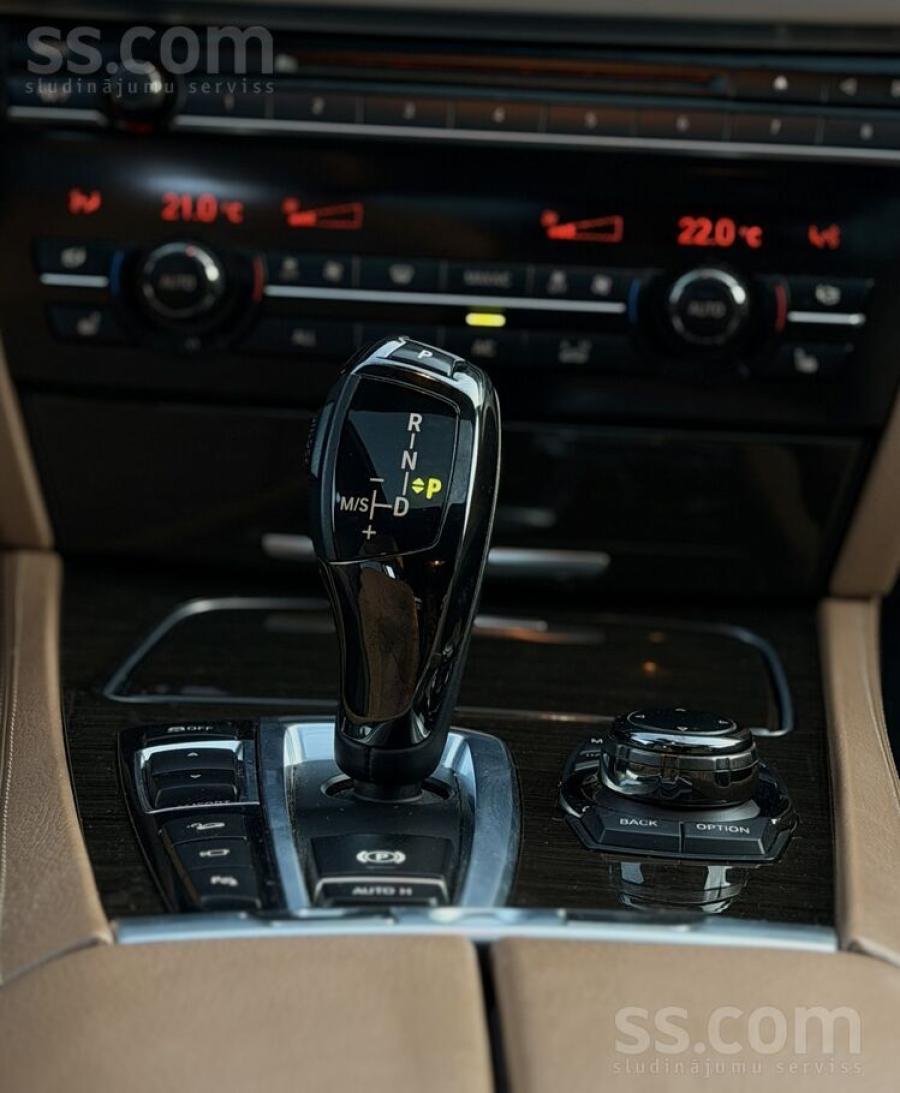 Grey BMW 740 2012 in Riga, with an engine capacity of 3.00 L and mileage of 313 thousand km for 14500 €, photo 9 on AUTOMOTO.COM.LV