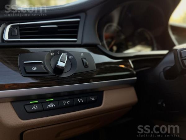 Grey BMW 740 2012 in Riga, with an engine capacity of 3.00 L and mileage of 313 thousand km for 14500 €, photo 9 on AUTOMOTO.COM.LV