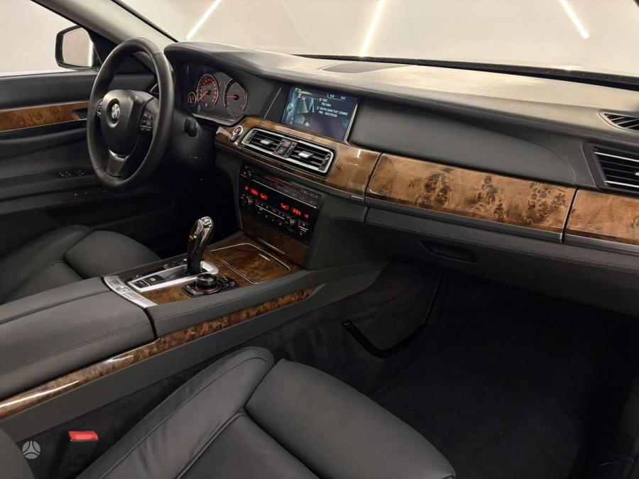 Pelēks BMW 740 2012 Marijampole, ar dzinēja tilpumu 2.99 L un nobraukumu 265 tūkst. km par 13500 €, foto 20 vietnē AUTOMOTO.COM.LV