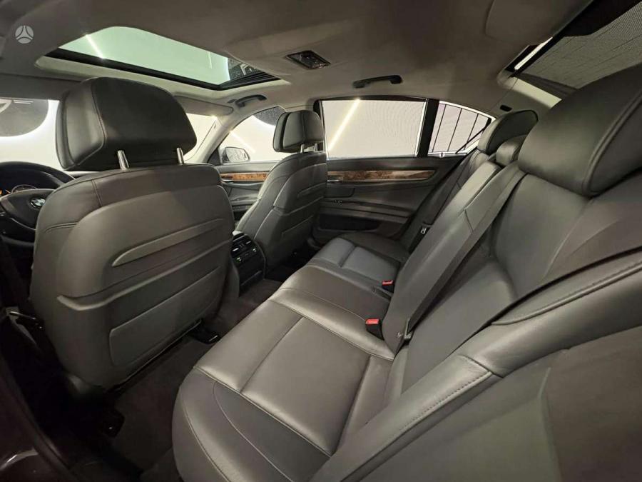 Pelēks BMW 740 2012 Marijampole, ar dzinēja tilpumu 2.99 L un nobraukumu 265 tūkst. km par 13500 €, foto 23 vietnē AUTOMOTO.COM.LV