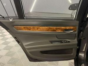 Pelēks BMW 740 2012 Marijampole, ar dzinēja tilpumu 2.99 L un nobraukumu 265 tūkst. km par 13500 €, foto 27 vietnē AUTOMOTO.COM.LV