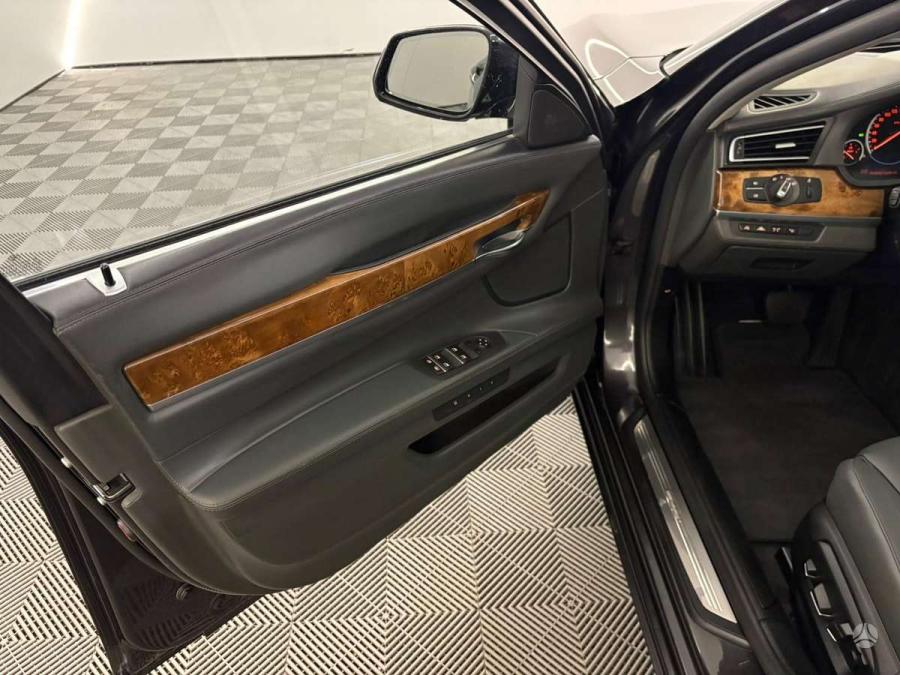 Pelēks BMW 740 2012 Marijampole, ar dzinēja tilpumu 2.99 L un nobraukumu 265 tūkst. km par 13500 €, foto 33 vietnē AUTOMOTO.COM.LV