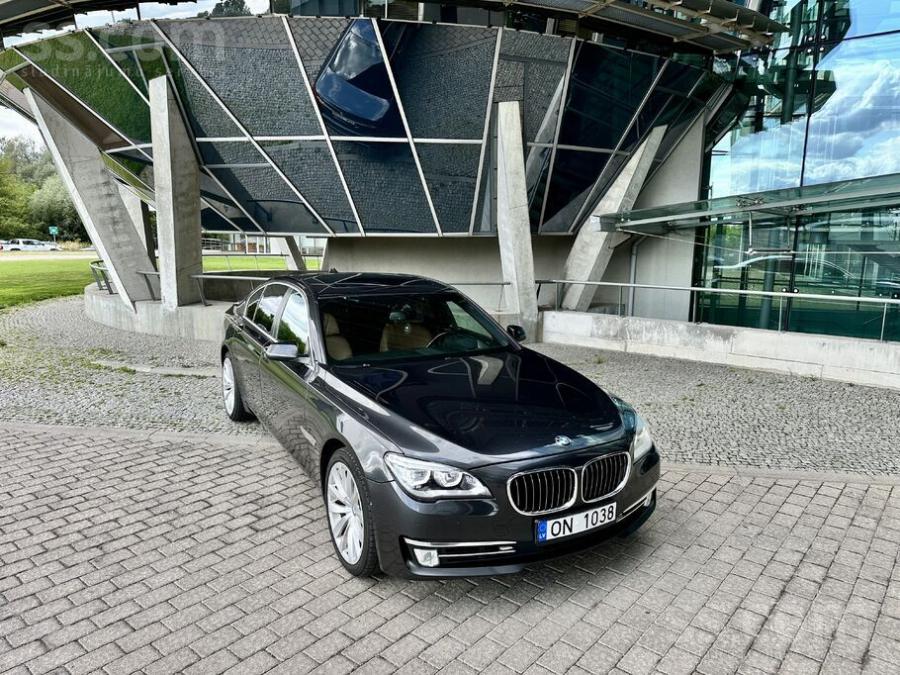 Grey BMW 740 2012 in Riga, with an engine capacity of 3.00 L and mileage of 312 thousand km for 13800 €, photo 1 on AUTOMOTO.COM.LV
